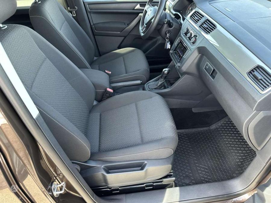 Brown Volkswagen Caddy 2016 in Vilnius, with an engine capacity of 2.00 L and mileage of 196 thousand km for 13250 €, photo 5 on AUTOMOTO.COM.LV