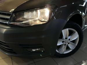Brown Volkswagen Caddy 2016 in Vilnius, with an engine capacity of 2.00 L and mileage of 196 thousand km for 13250 €, photo 20 on AUTOMOTO.COM.LV