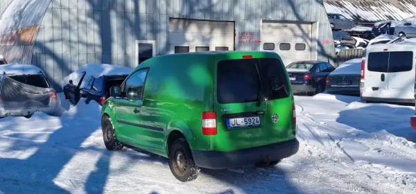 Green Volkswagen Caddy 2007 in Valmiera, with an engine capacity of 2.00 L and mileage of 418 thousand km for 2700 €, photo 8 on AUTOMOTO.COM.LV