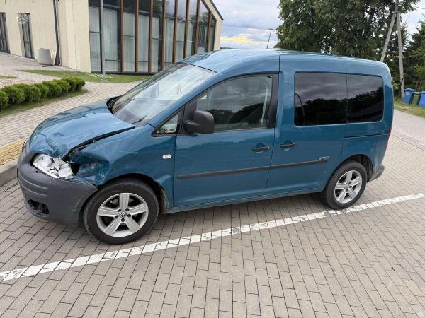 Green Volkswagen Caddy 2010 in Vilnius, with an engine capacity of 1.90 L and mileage of 374 thousand km for 3100 €, photo 5 on AUTOMOTO.COM.LV