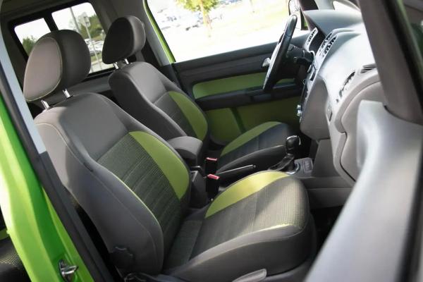 Volkswagen Caddy 2015 in Tukums on AUTOMOTO.COM.LV Green Volkswagen Caddy 2015 in Tukums, with an engine capacity of 2.00 L and mileage of 280 thousand km for 13490 β¬, photo 7 on AUTOMOTO.COM.LV
