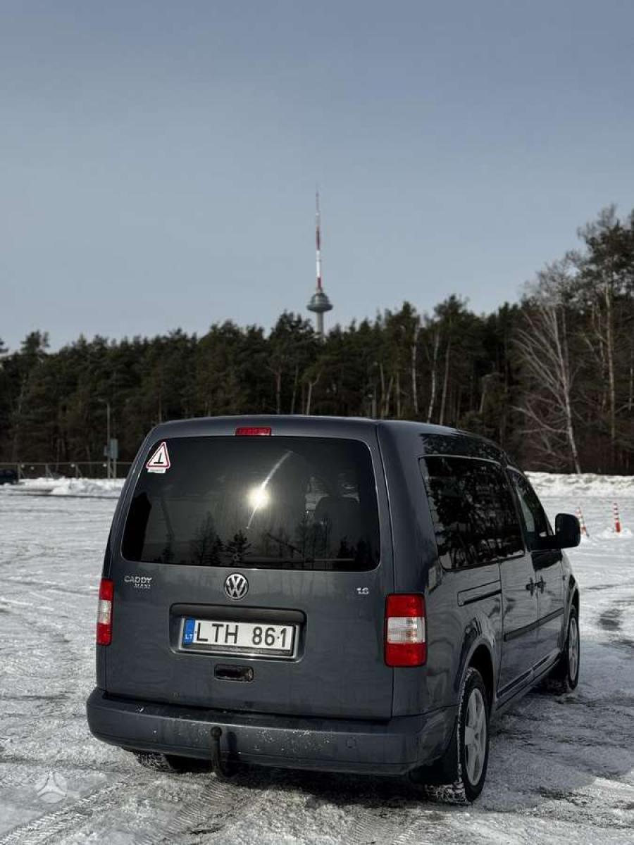 Green Volkswagen Caddy 2009 in Vilnius, with an engine capacity of 1.60 L and mileage of 311 thousand km for 3699 €, photo 3 on AUTOMOTO.COM.LV