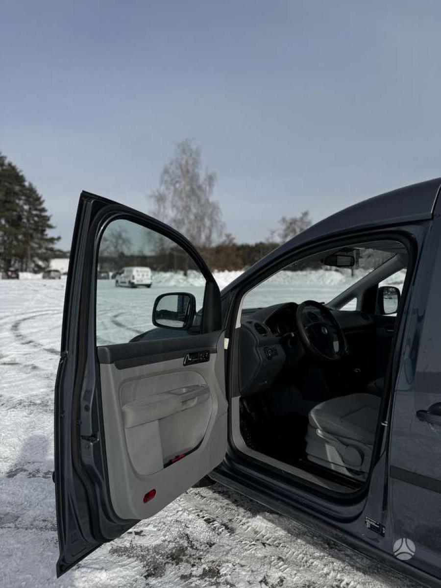 Green Volkswagen Caddy 2009 in Vilnius, with an engine capacity of 1.60 L and mileage of 311 thousand km for 3699 €, photo 5 on AUTOMOTO.COM.LV