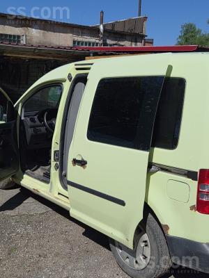 Green Volkswagen Caddy 2011 in Bauska, with an engine capacity of 1.60 L and mileage of 334 thousand km for 3999 €, photo 3 on AUTOMOTO.COM.LV