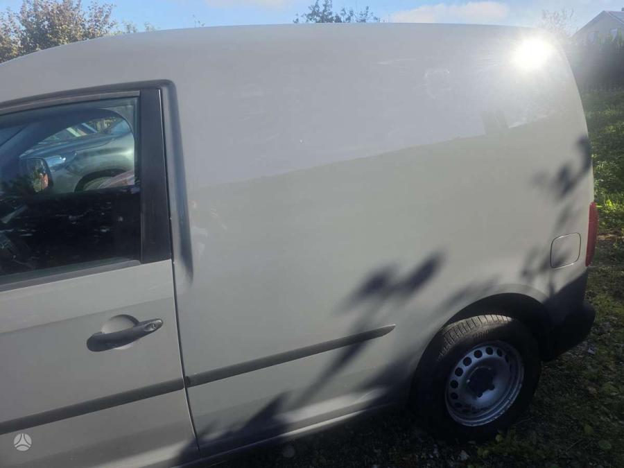 Grey Volkswagen Caddy 2018 in Vilnius, with an engine capacity of 2.00 L and mileage of 140 thousand km for 6500 €, photo 5 on AUTOMOTO.COM.LV