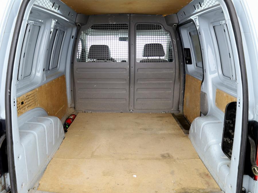 Grey Volkswagen Caddy 2006 in Tallinn, with an engine capacity of 1.40 L and mileage of 398 thousand km for 1499 €, photo 9 on AUTOMOTO.COM.LV