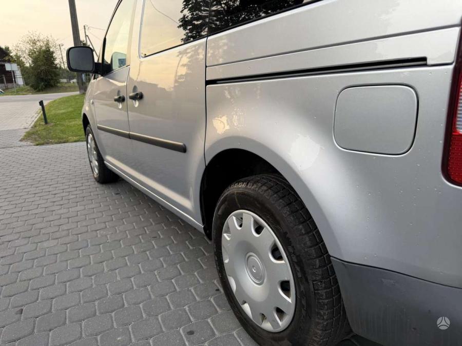 Pelēks Volkswagen Caddy 2008 Viļņa, ar dzinēja tilpumu 1.90 L un nobraukumu 295 tūkst. km par 4000 €, foto 12 vietnē AUTOMOTO.COM.LV