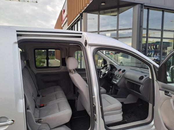 Grey Volkswagen Caddy 2009 in Vilnius, with an engine capacity of 1.60 L and mileage of 218 thousand km for 5450 €, photo 10 on AUTOMOTO.COM.LV