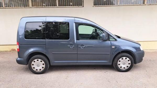 Grey Volkswagen Caddy 2010 in Ogre, with an engine capacity of 1.40 L and mileage of 265 thousand km for 4950 €, photo 4 on AUTOMOTO.COM.LV