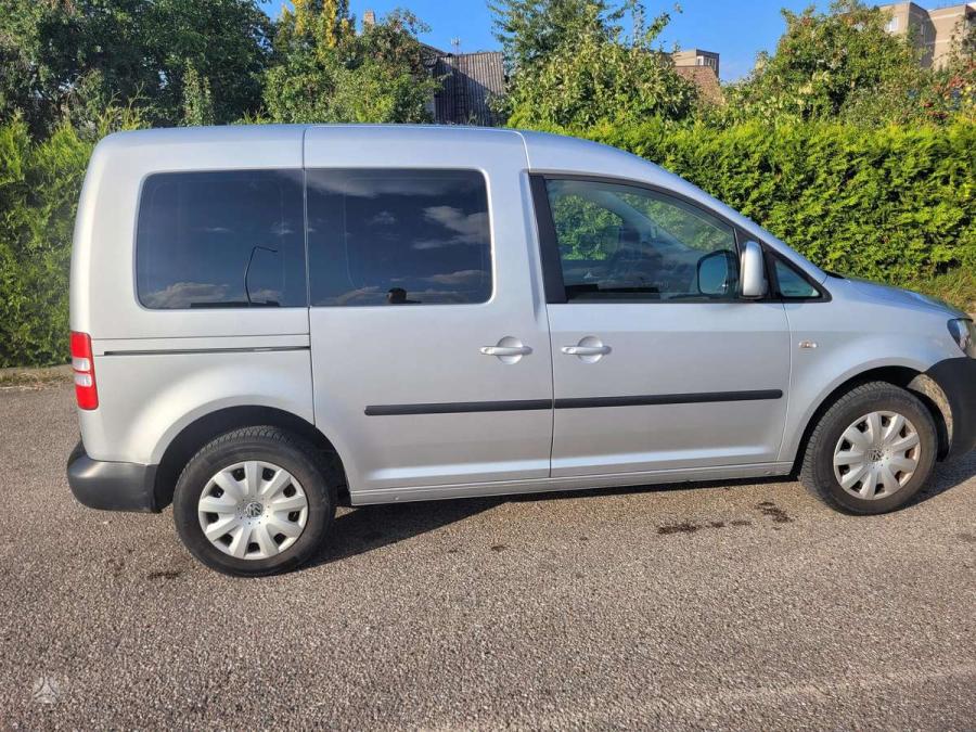 Grey Volkswagen Caddy 2011 in Raseiniai, with an engine capacity of 1.60 L and mileage of 348 thousand km for 4650 €, photo 7 on AUTOMOTO.COM.LV