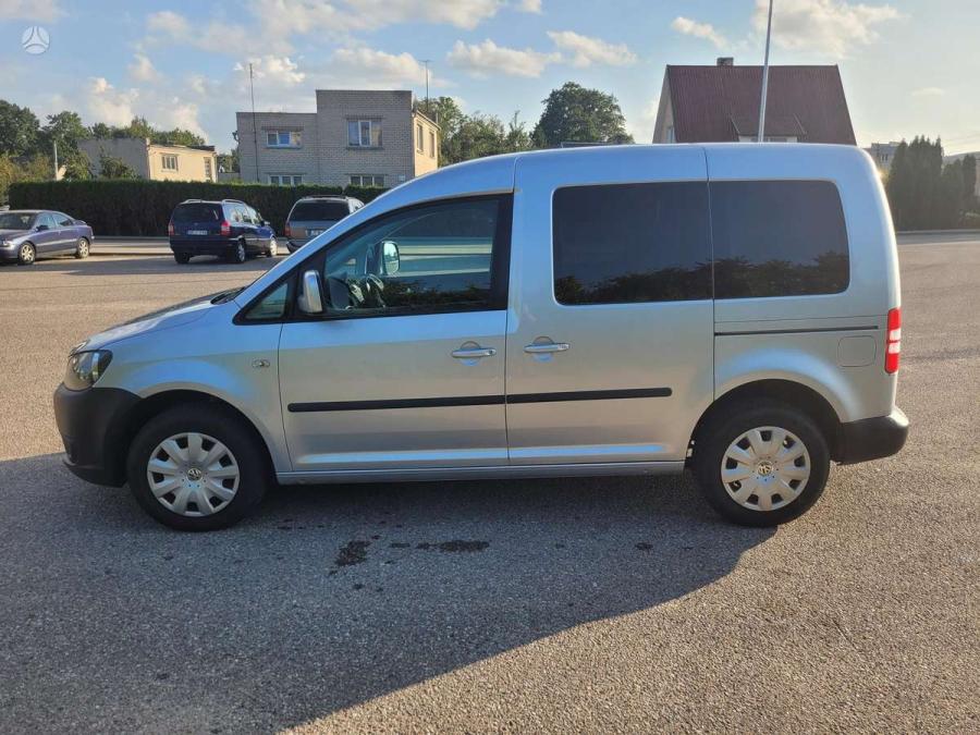 Grey Volkswagen Caddy 2011 in Raseiniai, with an engine capacity of 1.60 L and mileage of 348 thousand km for 4650 €, photo 8 on AUTOMOTO.COM.LV