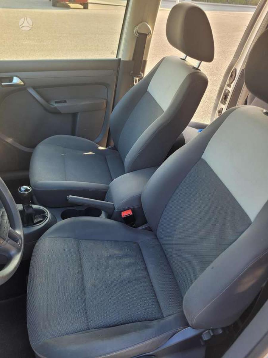Grey Volkswagen Caddy 2011 in Raseiniai, with an engine capacity of 1.60 L and mileage of 348 thousand km for 4650 €, photo 12 on AUTOMOTO.COM.LV