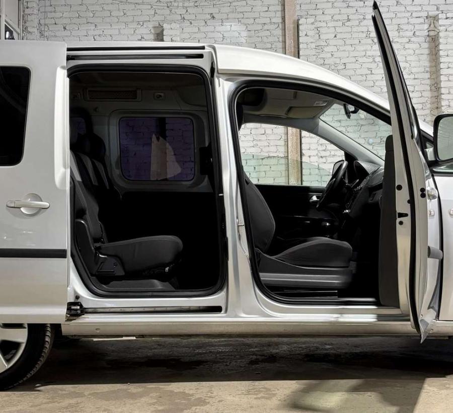 Grey Volkswagen Caddy 2012 in Klaipeda, with an engine capacity of 1.60 L and mileage of 268 thousand km for 5500 €, photo 8 on AUTOMOTO.COM.LV