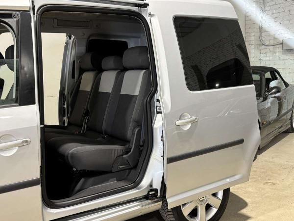 Grey Volkswagen Caddy 2012 in Klaipeda, with an engine capacity of 1.60 L and mileage of 268 thousand km for 5500 €, photo 10 on AUTOMOTO.COM.LV