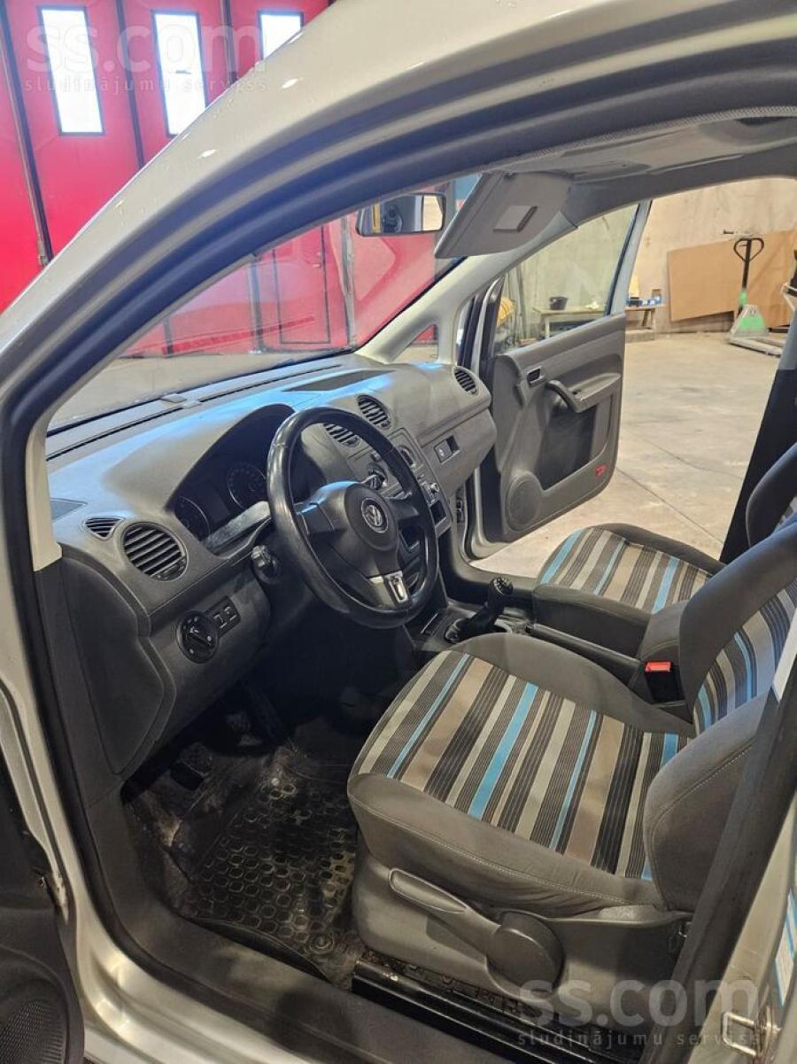 Grey Volkswagen Caddy 2012 in Riga, with an engine capacity of 1.60 L and mileage of 160 thousand km for 6500 €, photo 8 on AUTOMOTO.COM.LV