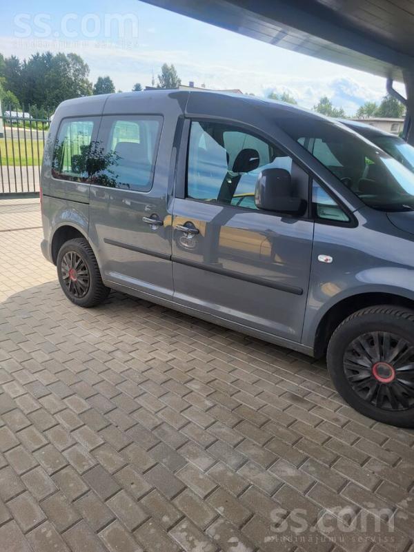 Grey Volkswagen Caddy 2012 in Riga, with an engine capacity of 1.60 L and mileage of 259 thousand km for 4350 €, photo 3 on AUTOMOTO.COM.LV