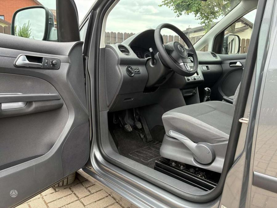 Grey Volkswagen Caddy 2013 in Siauliai, with an engine capacity of 1.60 L and mileage of 282 thousand km for 7100 €, photo 26 on AUTOMOTO.COM.LV