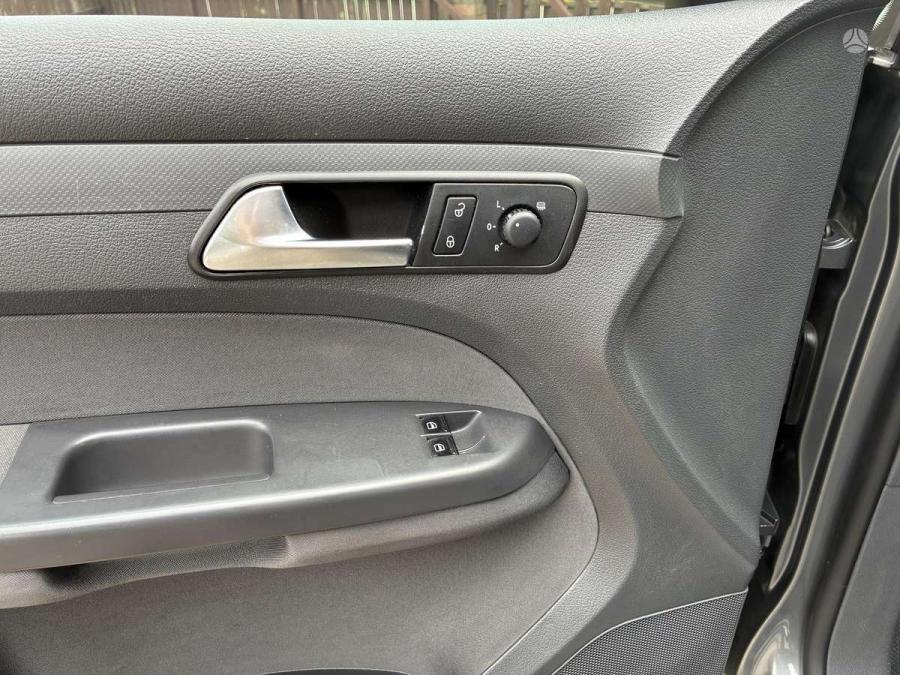 Grey Volkswagen Caddy 2013 in Siauliai, with an engine capacity of 1.60 L and mileage of 282 thousand km for 7100 €, photo 29 on AUTOMOTO.COM.LV