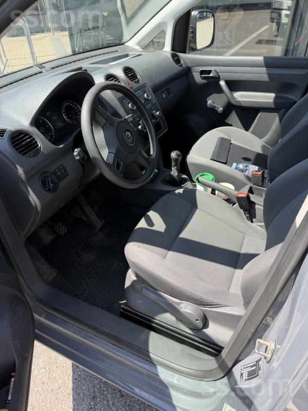 Grey Volkswagen Caddy 2015 in Riga, with an engine capacity of 1.60 L and mileage of 227 thousand km for 3600 €, photo 5 on AUTOMOTO.COM.LV