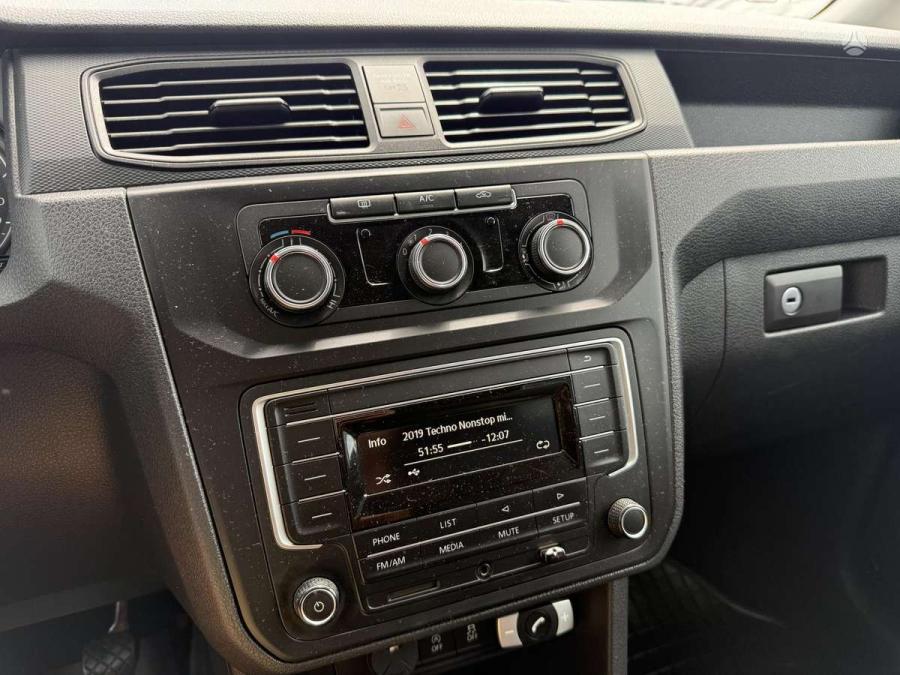 Pelēks Volkswagen Caddy 2015 Viļņa, ar dzinēja tilpumu 1.97 L un nobraukumu 201 tūkst. km par 9500 €, foto 18 vietnē AUTOMOTO.COM.LV