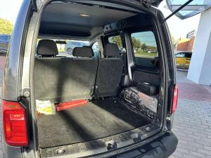 Grey Volkswagen Caddy 2015 in Siauliai, with an engine capacity of 1.97 L and mileage of 210 thousand km for 10900 €, photo 11 on AUTOMOTO.COM.LV