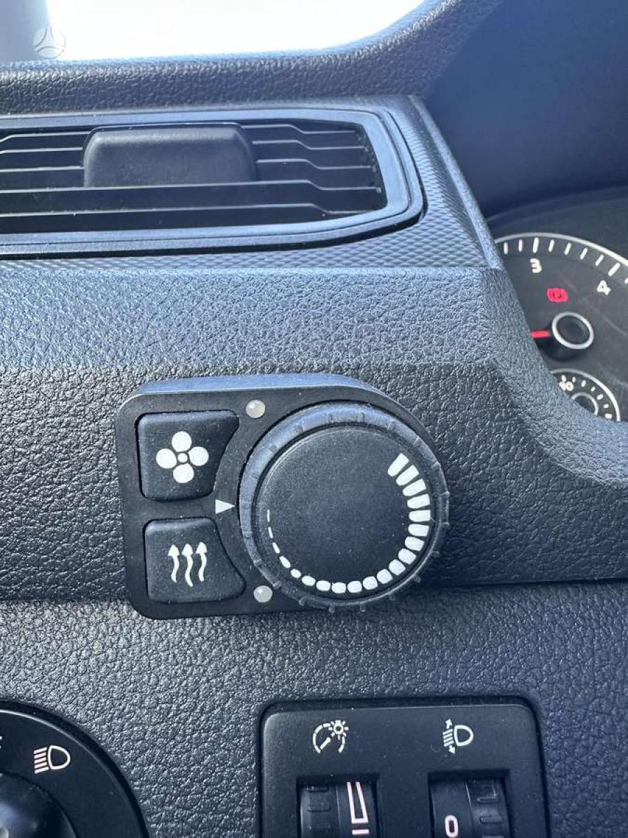 Grey Volkswagen Caddy 2015 in Siauliai, with an engine capacity of 1.97 L and mileage of 210 thousand km for 10900 €, photo 18 on AUTOMOTO.COM.LV