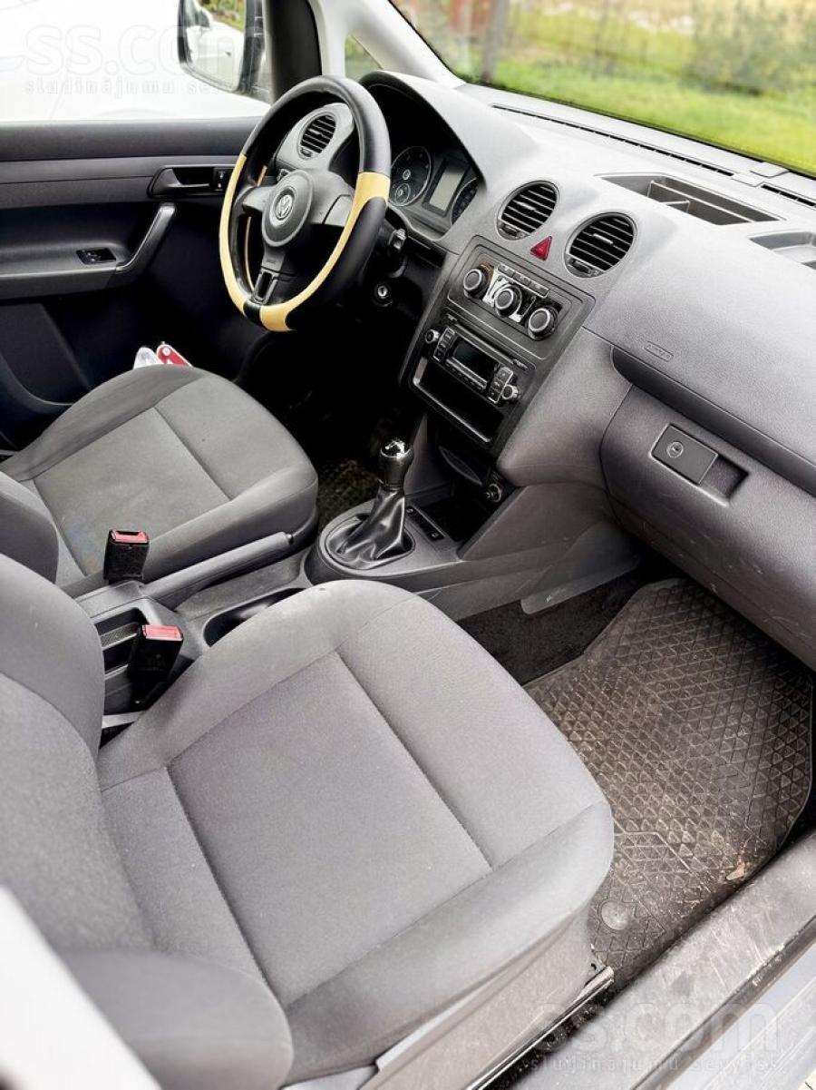 Grey Volkswagen Caddy 2015 in Riga, with an engine capacity of 1.60 L and mileage of 278 thousand km for 5000 €, photo 10 on AUTOMOTO.COM.LV