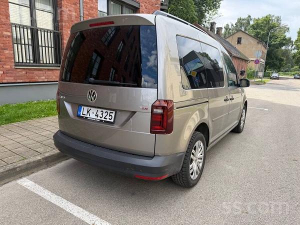 Grey Volkswagen Caddy 2016 in Riga, with an engine capacity of 2.00 L and mileage of 230 thousand km for 9600 €, photo 4 on AUTOMOTO.COM.LV