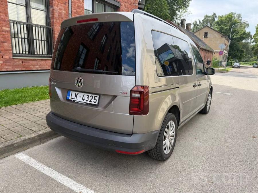 Grey Volkswagen Caddy 2016 in Riga, with an engine capacity of 2.00 L and mileage of 230 thousand km for 9600 €, photo 4 on AUTOMOTO.COM.LV