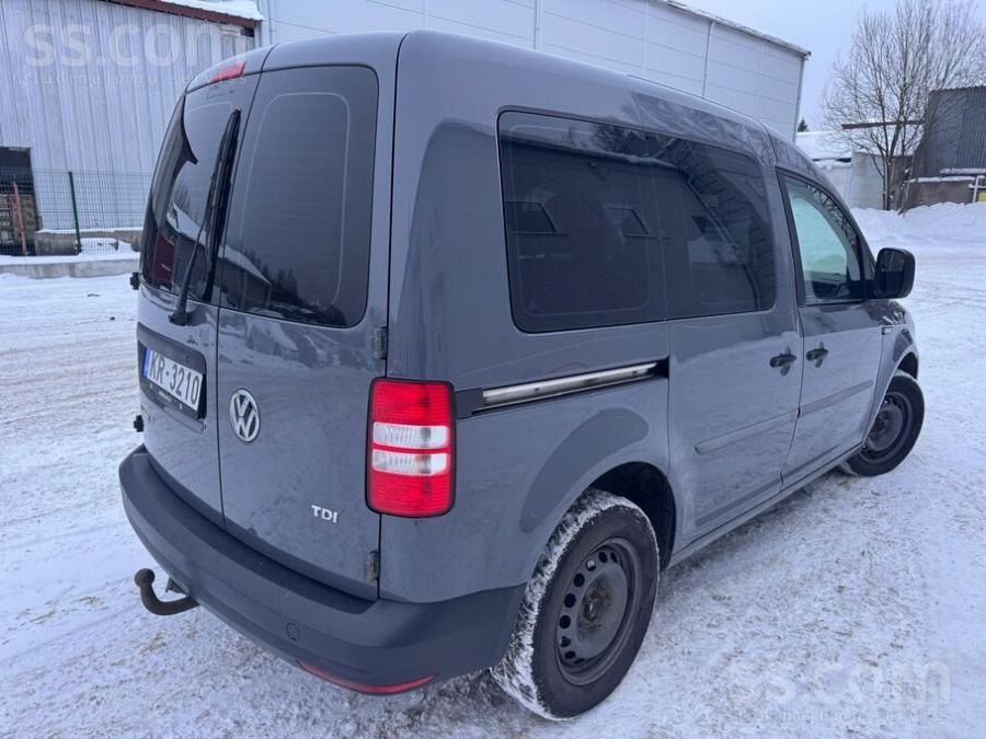 Grey Volkswagen Caddy 2017 in Riga, with an engine capacity of 2.00 L and mileage of 181 thousand km for 7700 €, photo 3 on AUTOMOTO.COM.LV