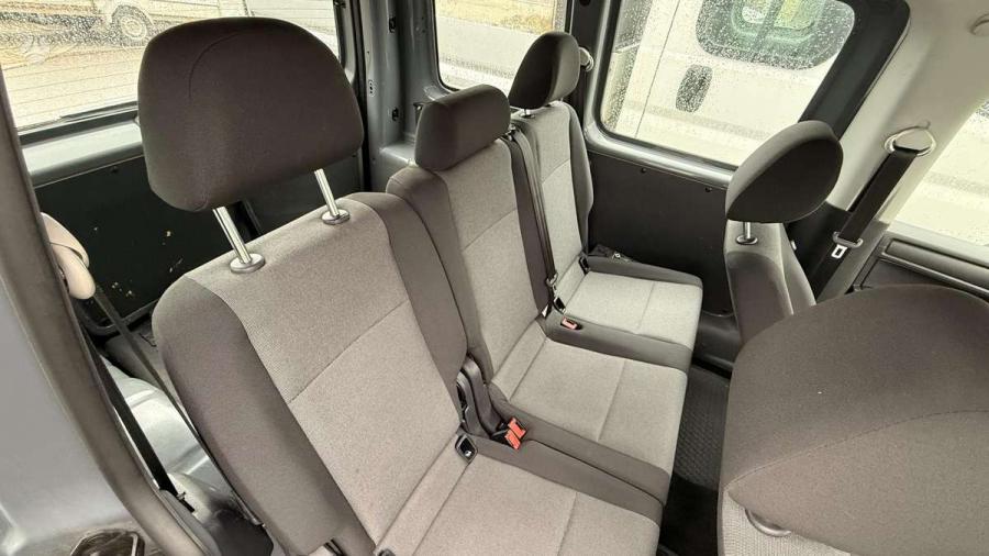 Grey Volkswagen Caddy 2017 in Kaunas, with an engine capacity of 1.97 L and mileage of 266 thousand km for 8000 €, photo 6 on AUTOMOTO.COM.LV
