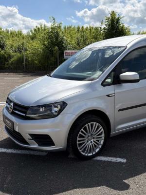Grey Volkswagen Caddy 2017 in Kedainiai, with an engine capacity of 1.97 L and mileage of 291 thousand km for 12000 €, photo 9 on AUTOMOTO.COM.LV