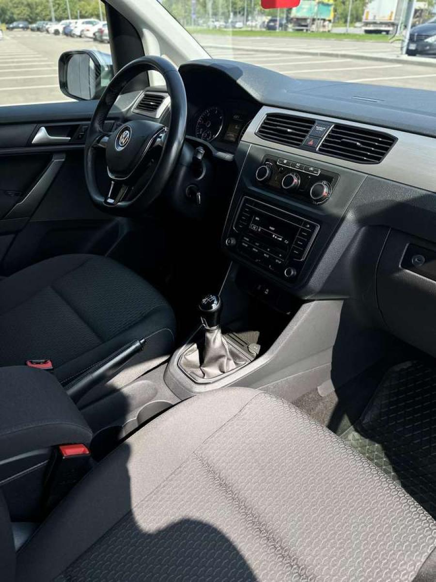 Grey Volkswagen Caddy 2017 in Klaipeda, with an engine capacity of 1.97 L and mileage of 174 thousand km for 9850 €, photo 12 on AUTOMOTO.COM.LV