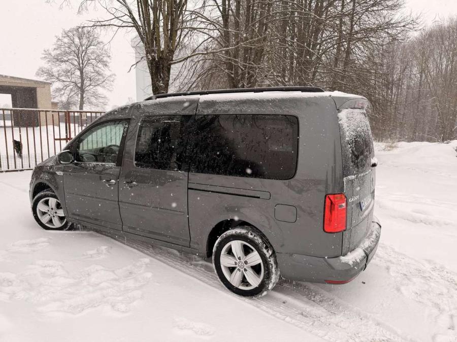 Grey Volkswagen Caddy 2018 in Taurage, with an engine capacity of 1.97 L and mileage of 530 thousand km for 8350 €, photo 4 on AUTOMOTO.COM.LV
