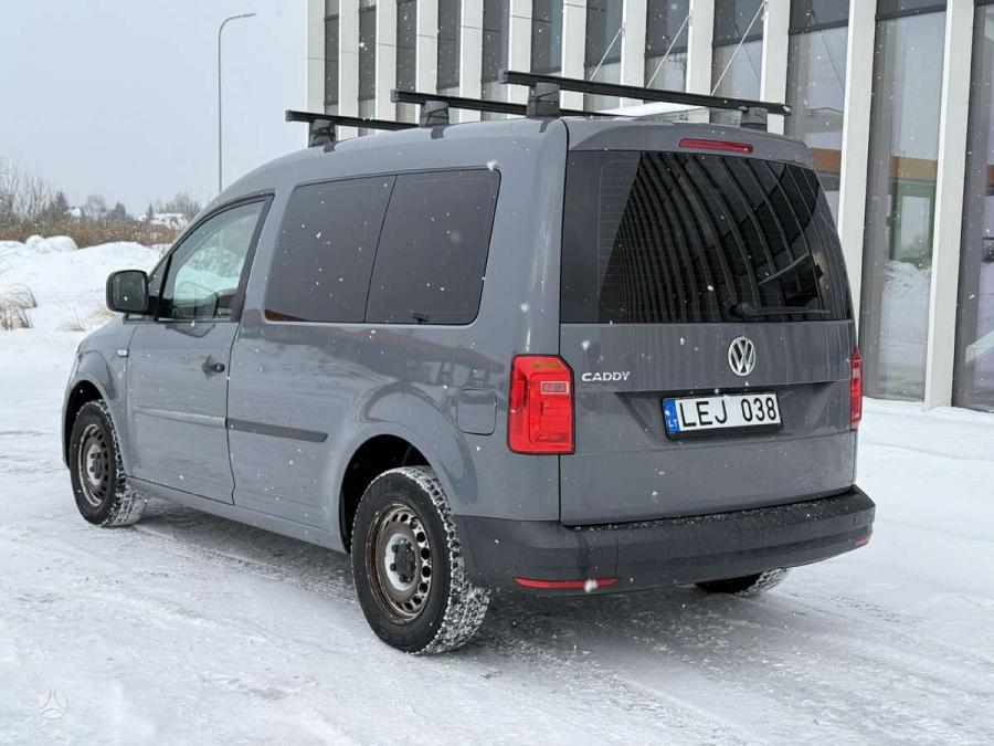 Grey Volkswagen Caddy 2019 in Vilnius, with an engine capacity of 1.97 L and mileage of 244 thousand km for 7400 €, photo 6 on AUTOMOTO.COM.LV