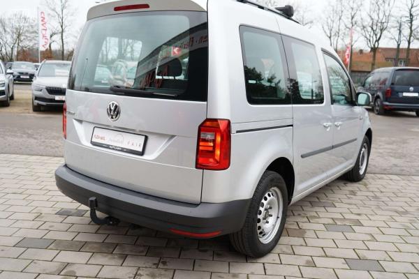 Grey Volkswagen Caddy 2020 in Kaunas, with an engine capacity of 1.00 L and mileage of 75 thousand km for 22349 €, photo 4 on AUTOMOTO.COM.LV
