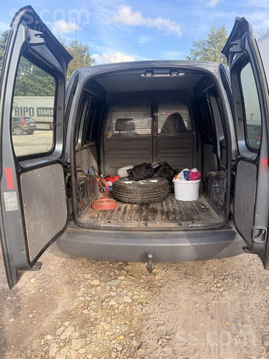 Pelēks Volkswagen Caddy 2010 Rīga, ar dzinēja tilpumu 1.90 L un nobraukumu 318 tūkst. km par 3500 €, foto 4 vietnē AUTOMOTO.COM.LV