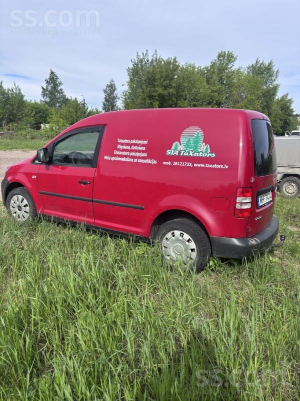 Red Volkswagen Caddy 2013 in Daugavpils, with an engine capacity of 1.60 L and mileage of 275 thousand km for 4100 €, photo 4 on AUTOMOTO.COM.LV