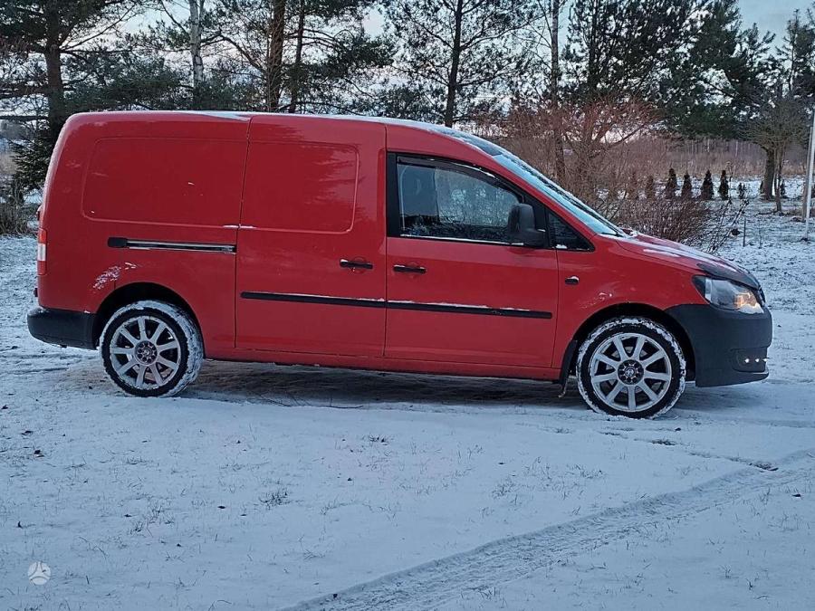 Red Volkswagen Caddy 2012 in Vilnius, with an engine capacity of 1.60 L and mileage of 208 thousand km for 2990 €, photo 3 on AUTOMOTO.COM.LV