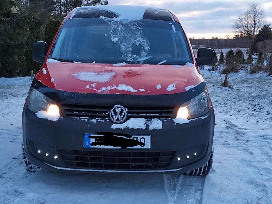 Red Volkswagen Caddy 2012 in Vilnius, with an engine capacity of 1.60 L and mileage of 208 thousand km for 2990 €, photo 5 on AUTOMOTO.COM.LV