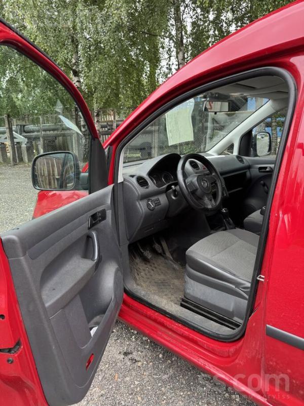 Red Volkswagen Caddy 2012 in Riga, with an engine capacity of 1.60 L and mileage of 294 thousand km for 2900 €, photo 5 on AUTOMOTO.COM.LV