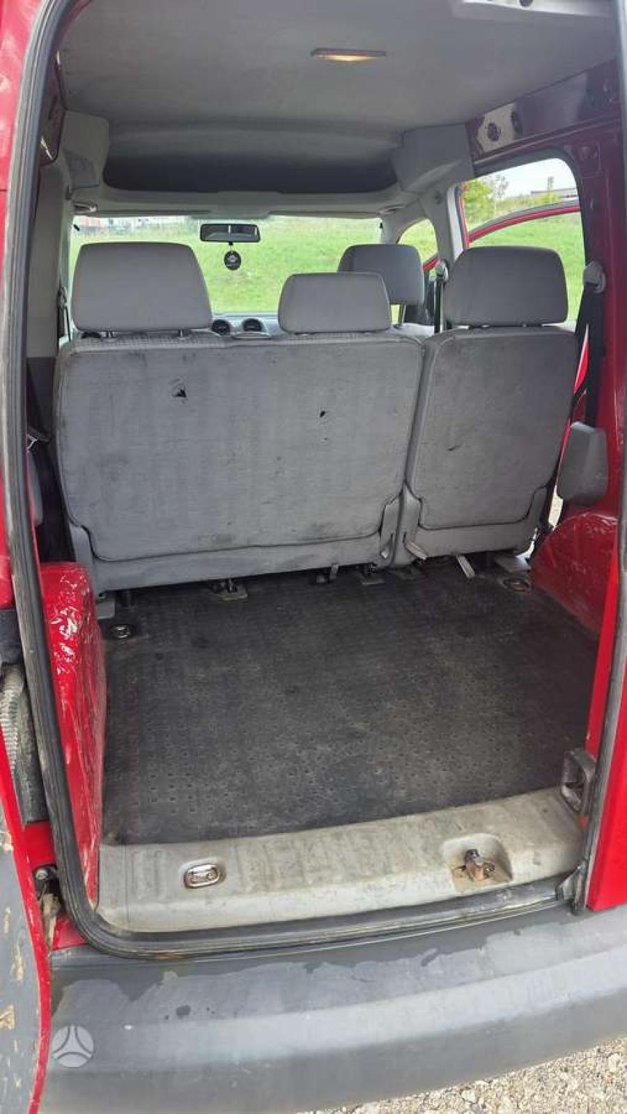 Red Volkswagen Caddy 2007 in Siauliai, with an engine capacity of 1.90 L and mileage of 321 thousand km for 2150 €, photo 9 on AUTOMOTO.COM.LV
