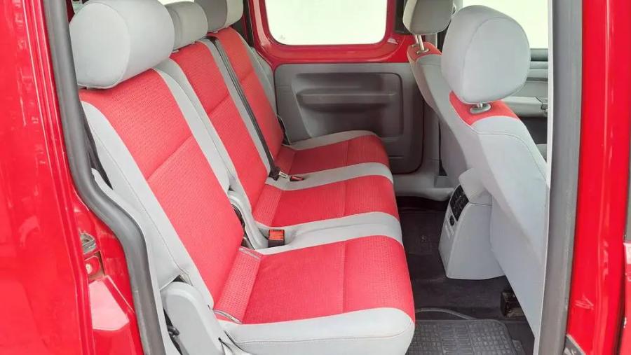 Red Volkswagen Caddy 2008 in Ogre, with an engine capacity of 1.90 L and mileage of 290 thousand km for 4750 €, photo 7 on AUTOMOTO.COM.LV