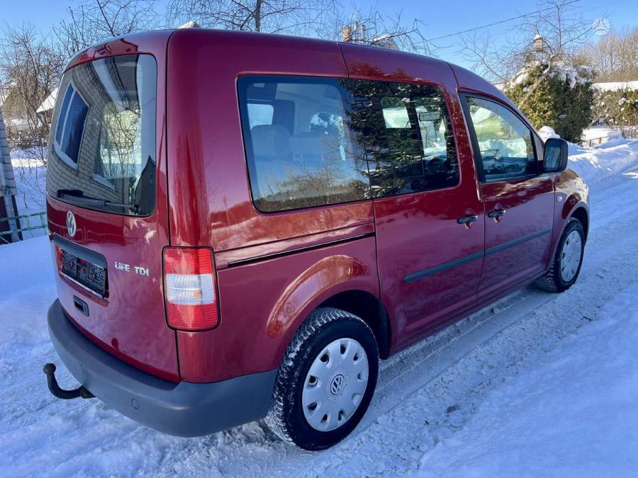 Red Volkswagen Caddy 2009 in Kelme, with an engine capacity of 1.90 L and mileage of 240 thousand km for 3250 €, photo 4 on AUTOMOTO.COM.LV