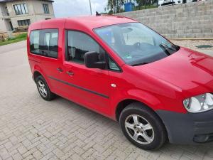 Sarkans Volkswagen Caddy 2009 Viļņa, ar dzinēja tilpumu 1.90 L un nobraukumu 255 tūkst. km par 3000 €, foto  vietnē AUTOMOTO.COM.LV