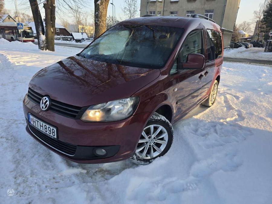 Red Volkswagen Caddy 2010 in Ukmerge, with an engine capacity of 1.60 L and mileage of 373 thousand km for 3900 €, photo 1 on AUTOMOTO.COM.LV