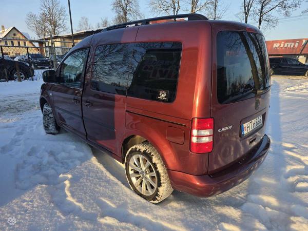 Red Volkswagen Caddy 2010 in Ukmerge, with an engine capacity of 1.60 L and mileage of 373 thousand km for 3900 €, photo 3 on AUTOMOTO.COM.LV