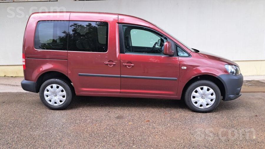 Red Volkswagen Caddy 2010 in Ogre, with an engine capacity of 1.20 L and mileage of 268 thousand km for 5950 €, photo 7 on AUTOMOTO.COM.LV
