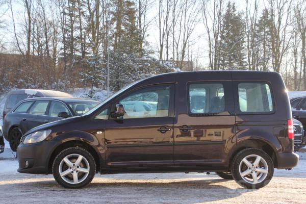 Red Volkswagen Caddy 2011 in Tukums, with an engine capacity of 1.60 L and mileage of 346 thousand km for 6990 €, photo 2 on AUTOMOTO.COM.LV