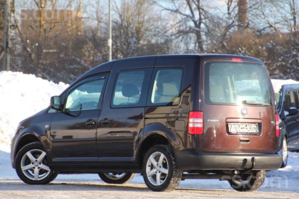 Red Volkswagen Caddy 2011 in Tukums, with an engine capacity of 1.60 L and mileage of 346 thousand km for 6990 €, photo 3 on AUTOMOTO.COM.LV